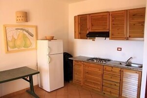 Apartamento conforto, 1 quarto, vista para o mar | Cozinha privada | Geladeira grande, cooktop, talheres/pratos/utensílios de cozinha