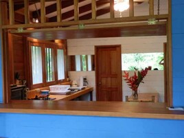 Geladeira, cooktop, cafeteira/chaleira, torradeira