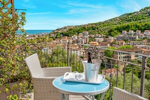 Quarto Triplo Deluxe, varanda, vista para o mar | Vista para a água