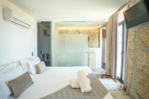 Quarto casal, 1 cama de casal | Cofres nos quartos, escrivaninha, cortinas blackout