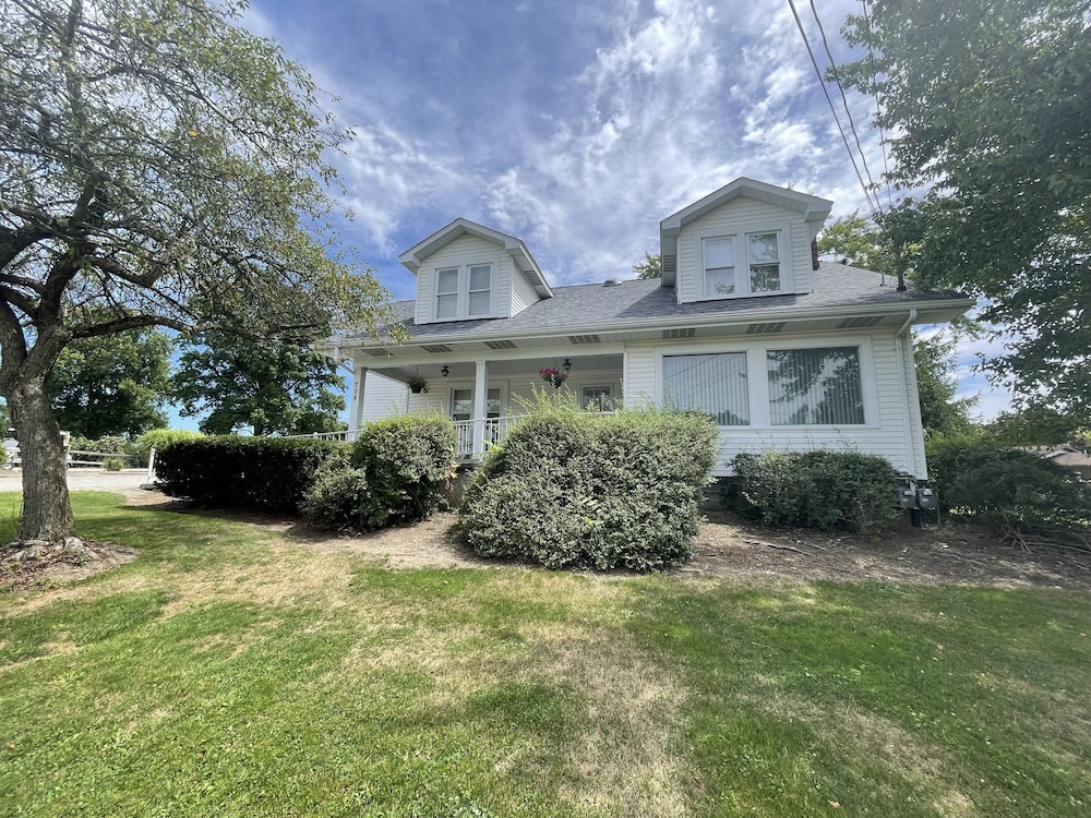 The John Butler House Bed & Breakfast - Forest Hills, PA