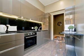 Apartamento, 2 quartos, sacada | Cozinha privada | Geladeira grande, fogão, cooktop, cafeteira/chaleira