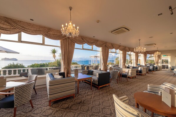 3 bares/lounges