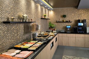 Café da manhã com buffet todos os dias mediante uma taxa