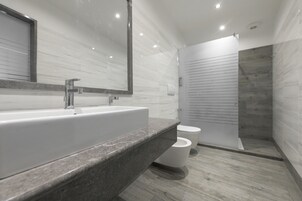 Quarto duplo júnior | Banheiro | Chuveiro, secador de cabelo, roupões de banho, bidê