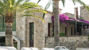 Piscina exterior, guarda-sóis, espreguiçadeiras