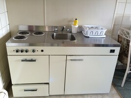 Um frigorífico, um micro-ondas