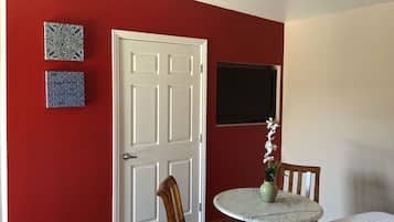 Quarto, 1 cama Queen | Escrivaninha, espaço de trabalho para notebook, Wi-Fi de cortesia