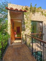 Quarto, 2 camas queen-size, vista para o jardim | Lençóis de algodão egípcio, roupa de alta qualidade, cofre no quarto 