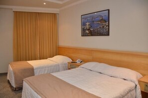 Minibar, cofre no quarto, secretária, cortinas/cortinados opacos 