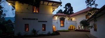 Uma mansão histórica com uma placa que diz 'Governor's Mansion'.