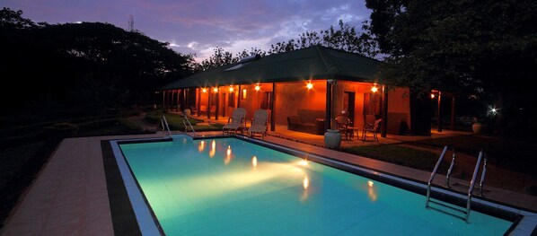 Fachada do alojamento (tarde/noite)