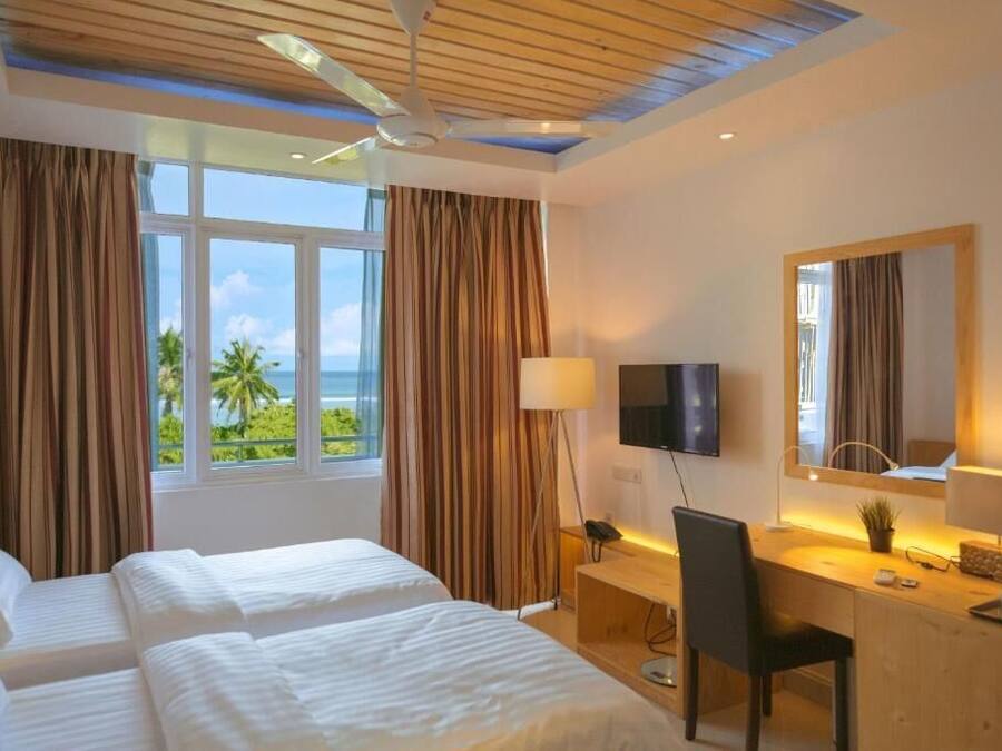 Quarto Signature, varanda, vista parcial para o mar | Roupa de alta qualidade, minibar, cofre no quarto, secretária