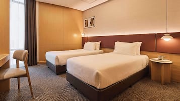 Quarto Deluxe, 2 camas individuais | Roupa de alta qualidade, minibar, cofre com capacidade para portátil
