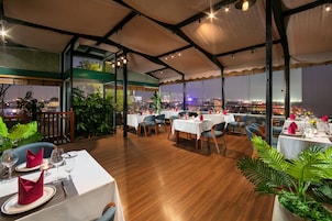 2 restaurantes: opção de café da manhã, almoço e jantar