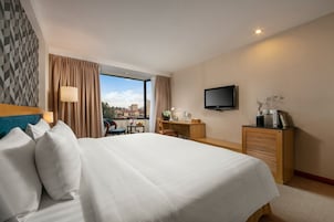 Frigobar, cofres nos quartos, escrivaninha, cortinas blackout