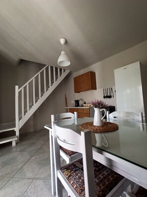 Dúplex | Cozinha privada | Um frigorífico/congelador grande, um forno, uma placa de cozinha 