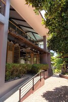 Pequenos-almoços servidos, cozinha filipina, com vista para a piscina 