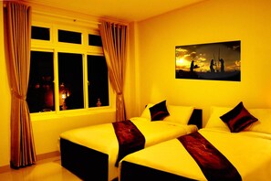 Quarto Deluxe, vista para o jardim | Minibar, secretária, camas desdobráveis, Wi-fi grátis 