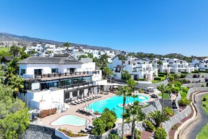 4 piscinas exteriores, guarda-sóis, espreguiçadeiras 