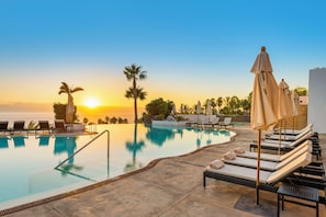 4 piscinas externas, guarda-sóis, espreguiçadeiras