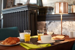 Pequeno-almoço tipo buffet diário (16 EUR por pessoa) 