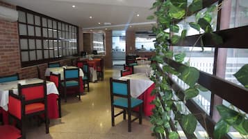 Café da manhã, almoço e jantar; culinária cubana