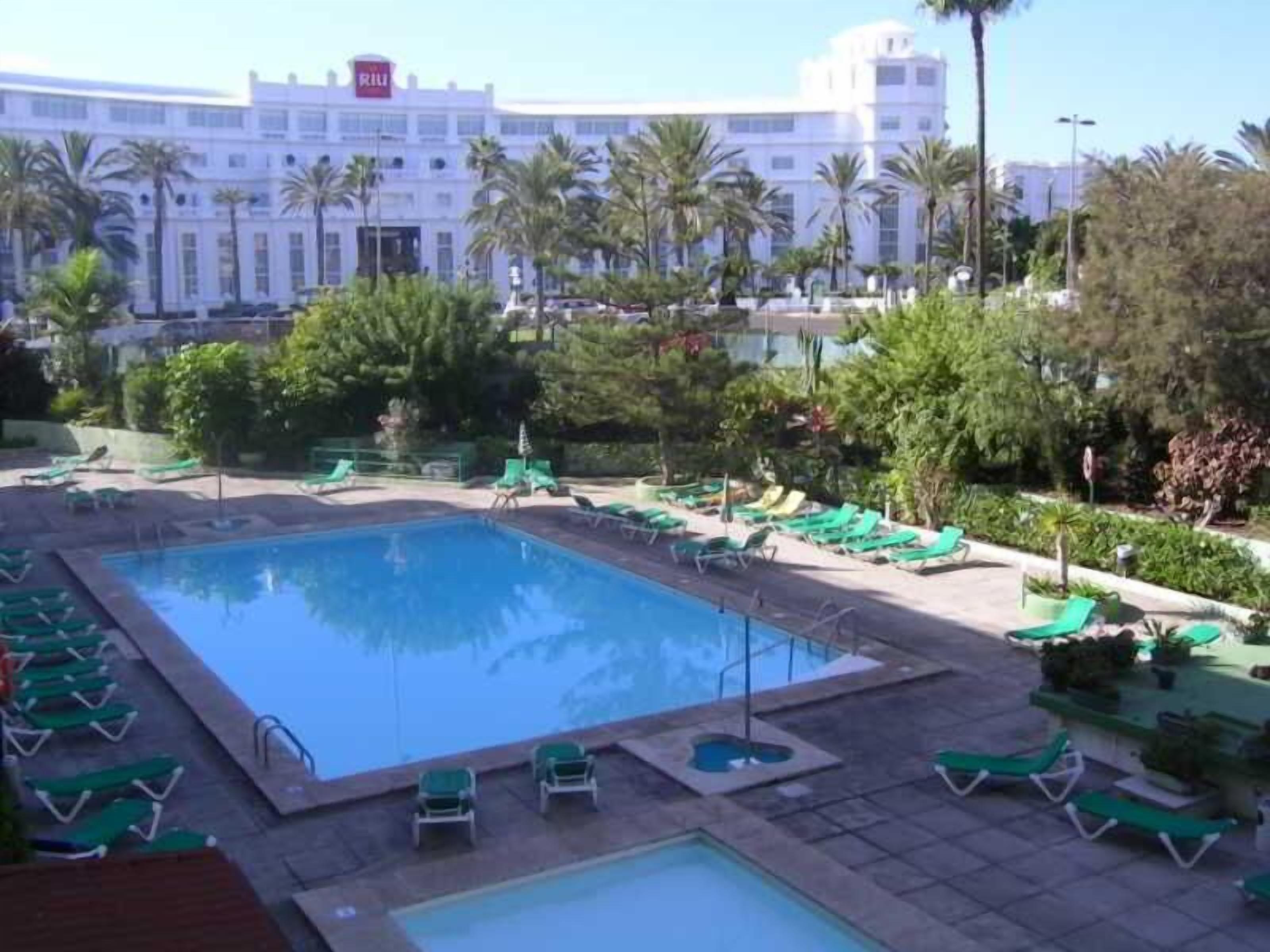 Piscina externa, espreguiçadeiras