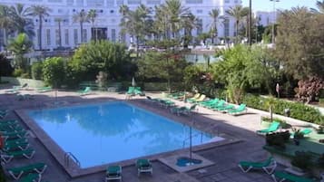 Piscina externa, espreguiçadeiras