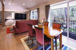 Quarto Premium, não fumadores (Chic Modern Suite) | Sala de estar | Televisor 