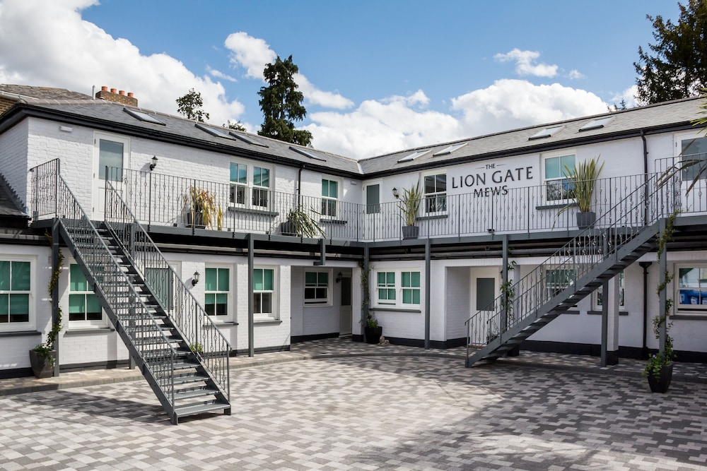 The Lion Gate Mews - Hampton
