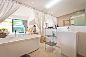 Vila grand, 1 quarto, piscina particular, vista para a piscina | Roupas de cama de algodão egípcio, roupas de cama premium, frigobar
