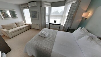 Cortinas/cortinados opacos, Wi-fi grátis, roupa de cama fornecida 