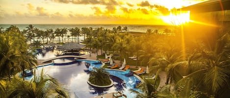 Piscina exterior, guarda-sóis, espreguiçadeiras