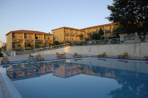 Piscina interior, piscina exterior, guarda-sóis, espreguiçadeiras
