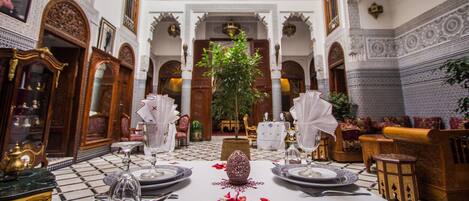 Pequenos-almoços, almoços, jantares servidos, cozinha marroquina