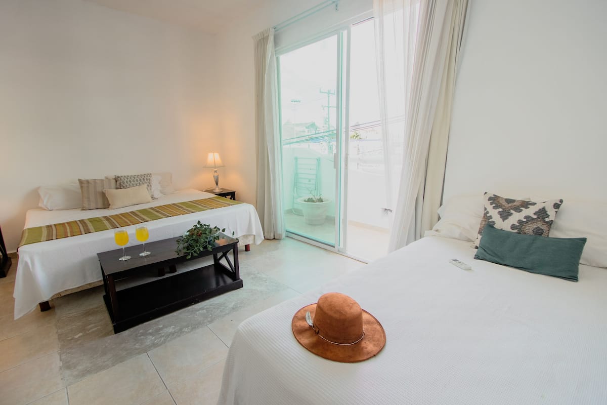 Departamento acceso gratis Beach Club, metros 5th Avenida, Centro, 1 Habitacion, 4 pax | 2 quartos, edredões de penas, cofre no quarto