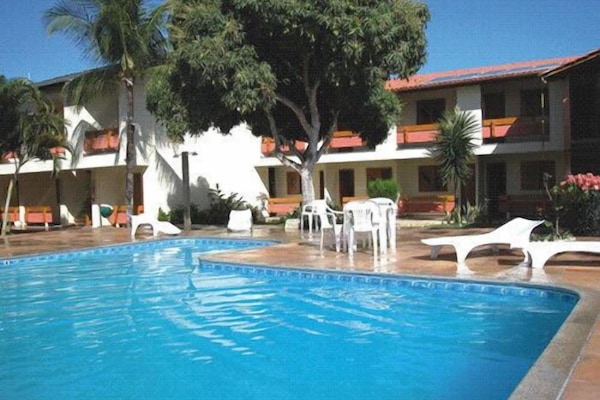 Piscina exterior, espreguiçadeiras