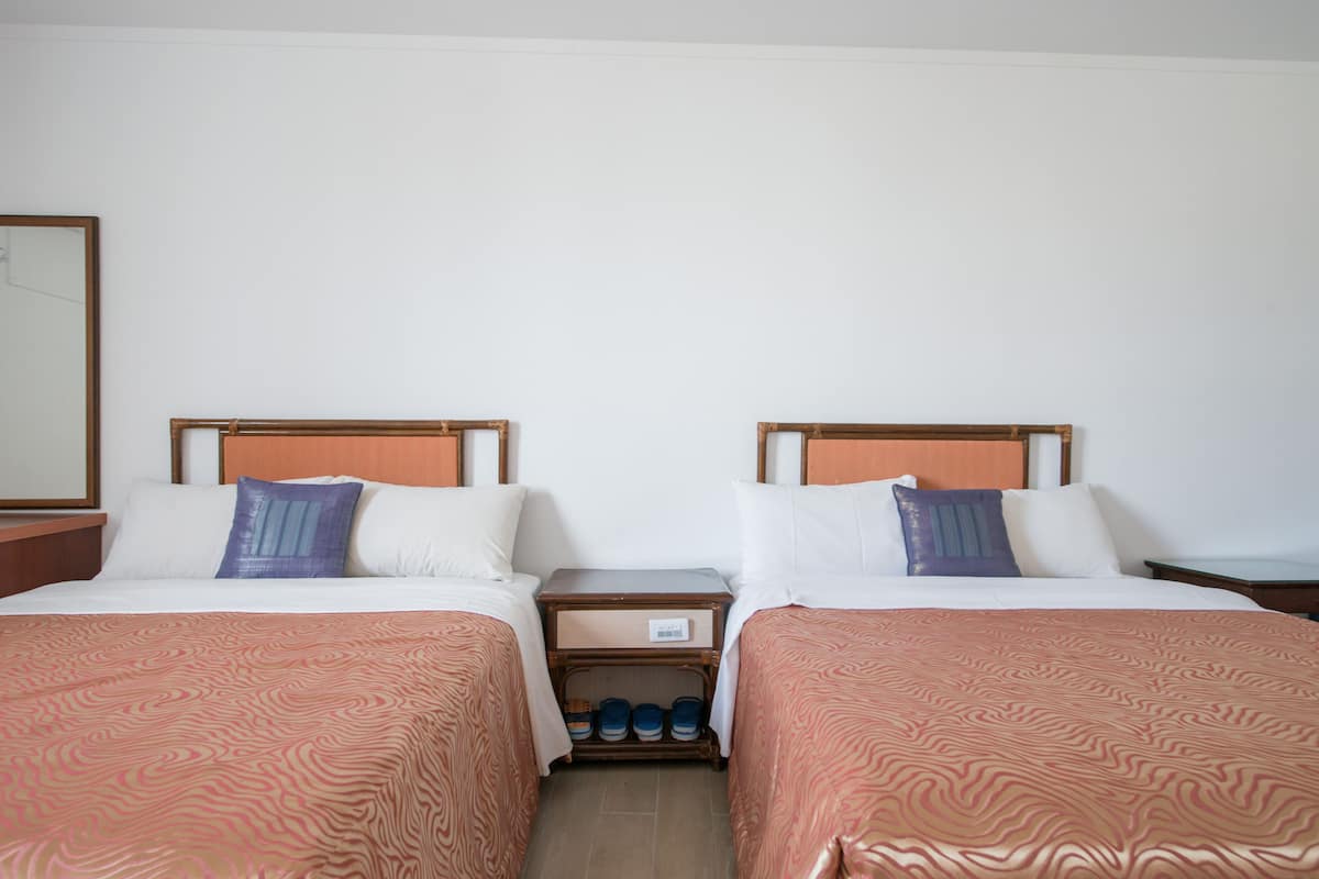 Quarto Quádruplo Standard | Com decoração personalizada, secretária, quartos insonorizados