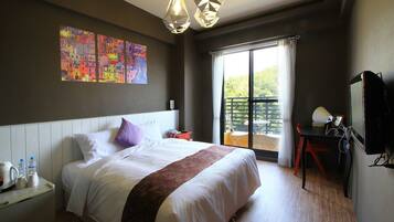 Quarto Duplo Elite | Com decoração personalizada, secretária, cortinas/cortinados opacos