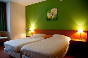 Quarto Standard, 2 camas individuais | Secretária, ferro/tábua de engomar, berços/camas para crianças 