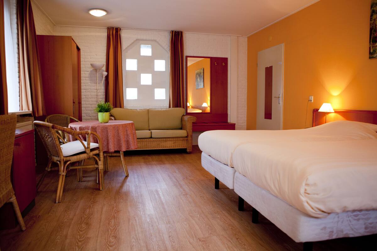 Quarto conforto, 2 camas de solteiro | Escrivaninha, ferros/tábuas de passar roupa, berços (sobretaxa)