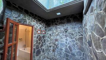 Quarto Deluxe | Casa de banho | Uma combinação polibã/banheira, artigos de higiene pessoal grátis