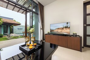 Vila conforto, 3 quartos, terraço, vista para a piscina | Área de estar | TV de tela plana, DVD player