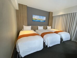 Quarto Triplo Deluxe | Minibar, cofre no quarto, secretária, Wi-fi grátis