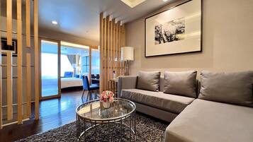 Premium Suite One Bedroom (City View) | Sala de estar | Televisor de ecrã plano de 32 polegadas com canais via satélite