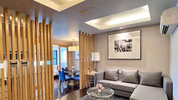 Premium Suite One Bedroom (Lake View) | Sala de estar | Televisor de ecrã plano de 32 polegadas com canais via satélite