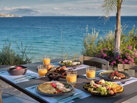 Café da manhã com buffet grátis todos os dias