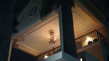 Fachada do alojamento (tarde/noite)
