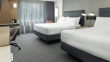 Roupas de cama premium, cofres nos quartos, escrivaninha